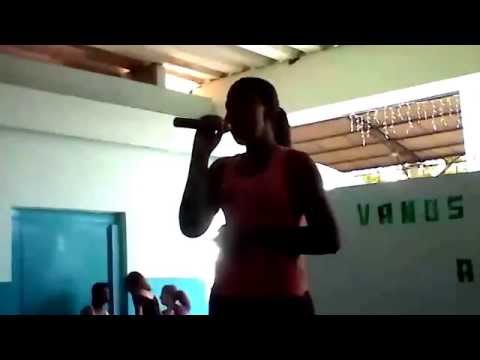 Menina qualquer canta Whitney Houston