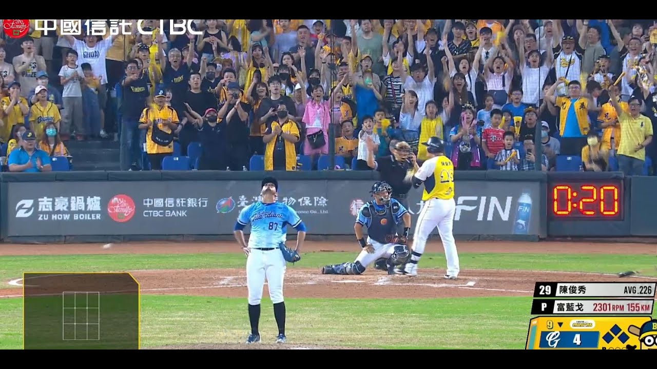 你有看過嗎? 滿壘 0 out 一顆球 再見觸身!! - YouTube