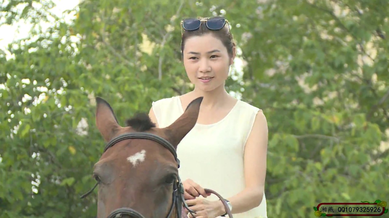 湘燕美女骑马之白衣长裙 The Chinese girl on horseback is very beautiful - YouTube