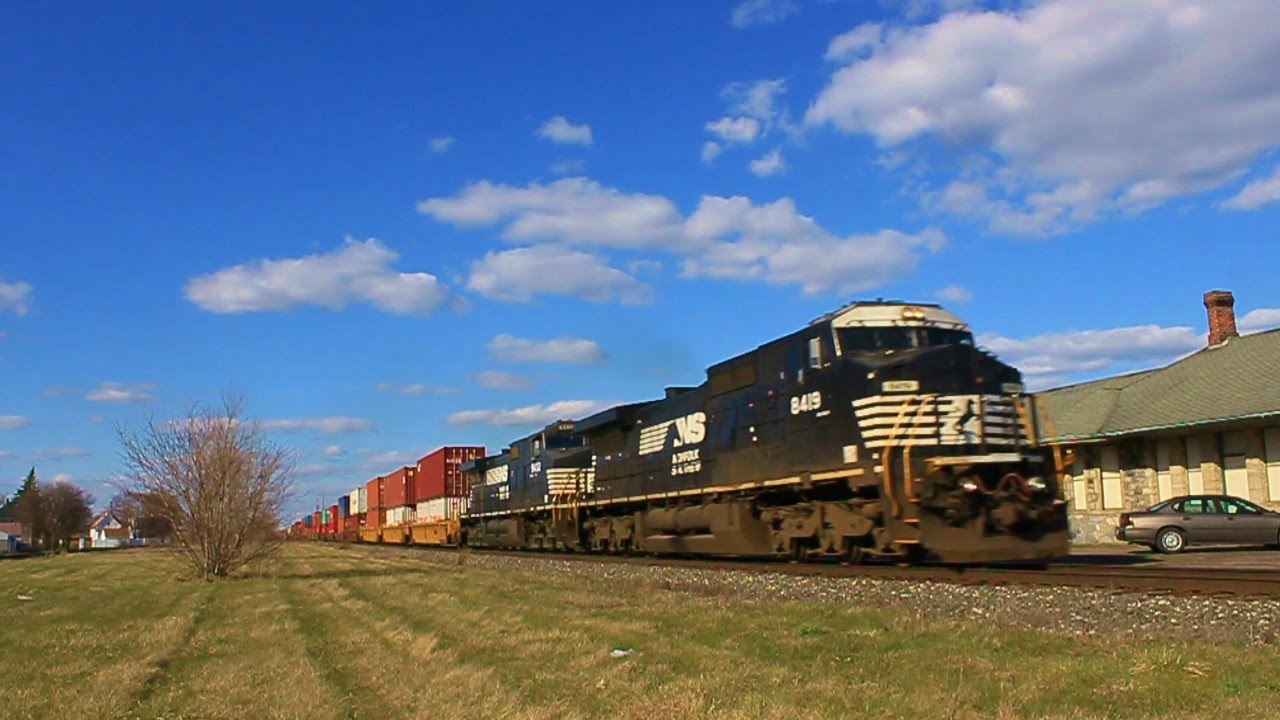 NS Dash 8 leader w/ a nice RS3L heads south on the Conrail Detroit Line ...
