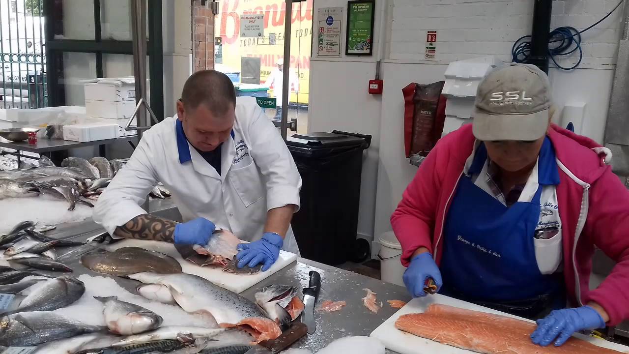 In St George's Market fishmonger at work - YouTube