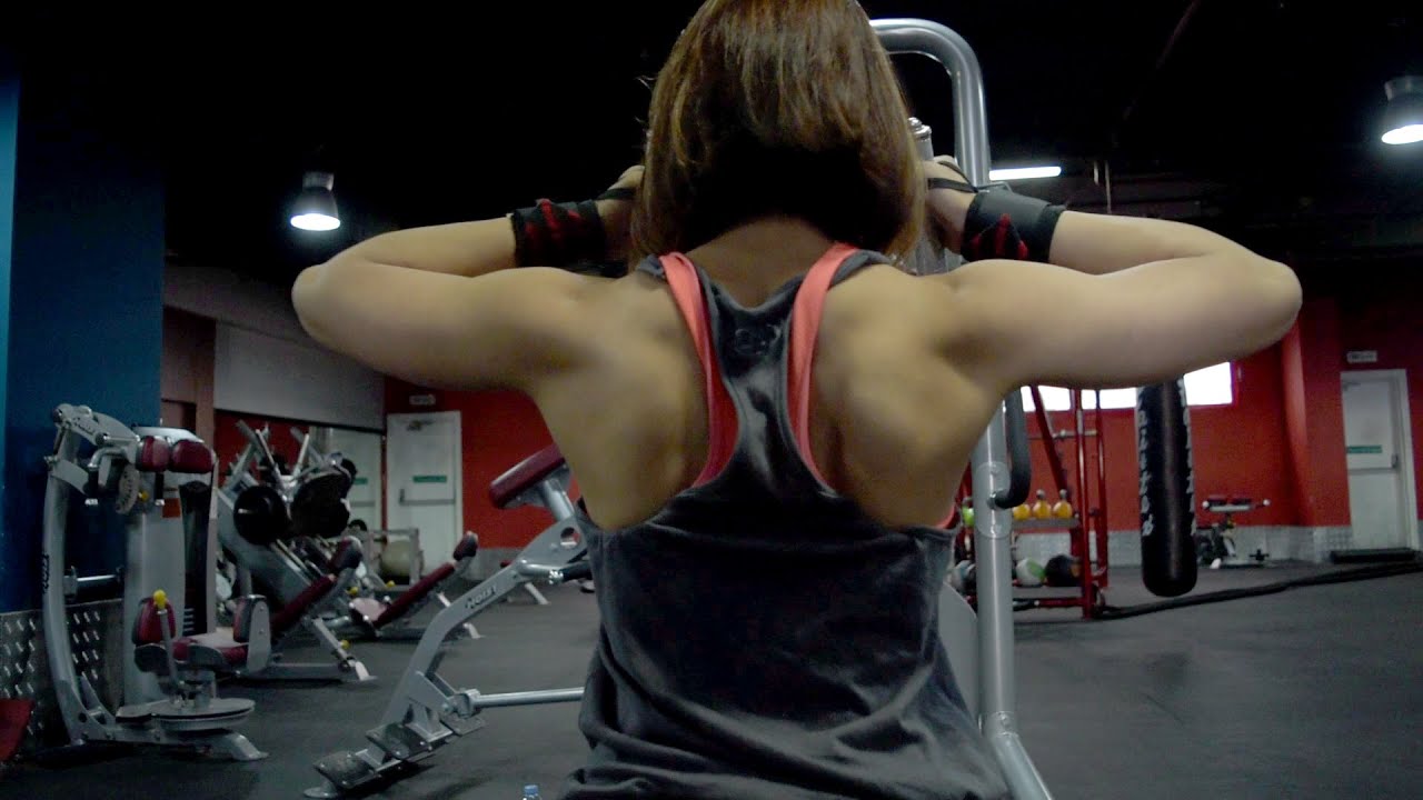 Building Huge Traps and Upper Back - YouTube