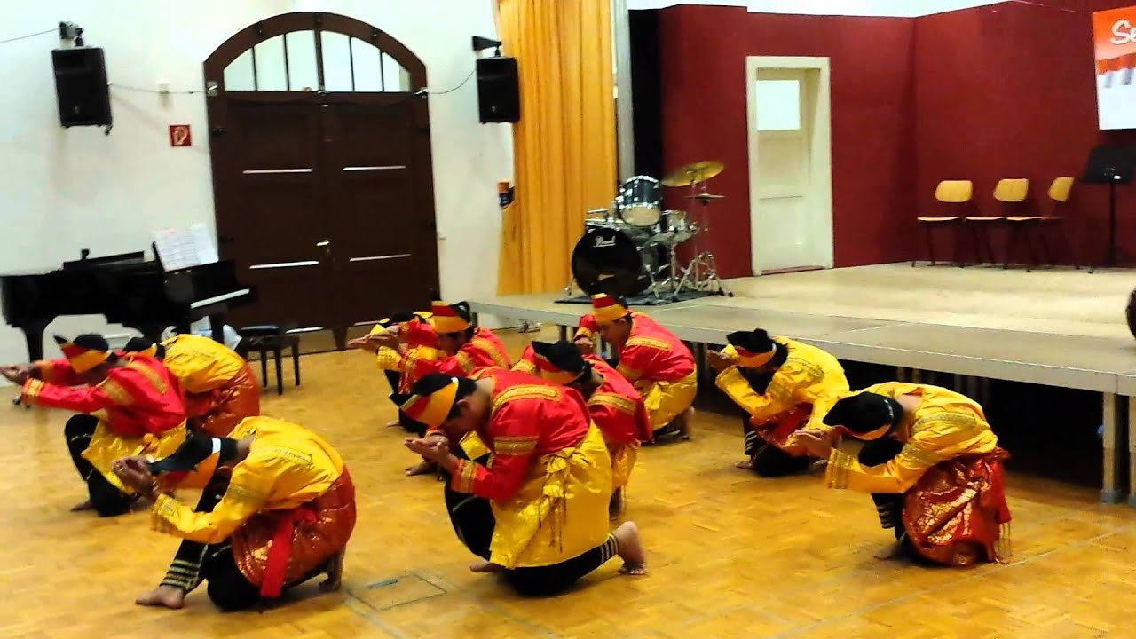 Penampilan Randai Siswa Yari School di Jerman - YouTube