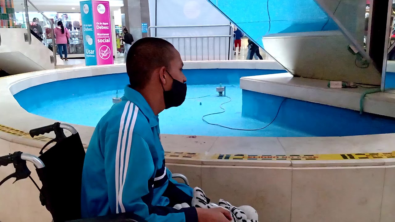 Alejo tira a la Baca Lola a la piscina en el centro comercial tunal ...