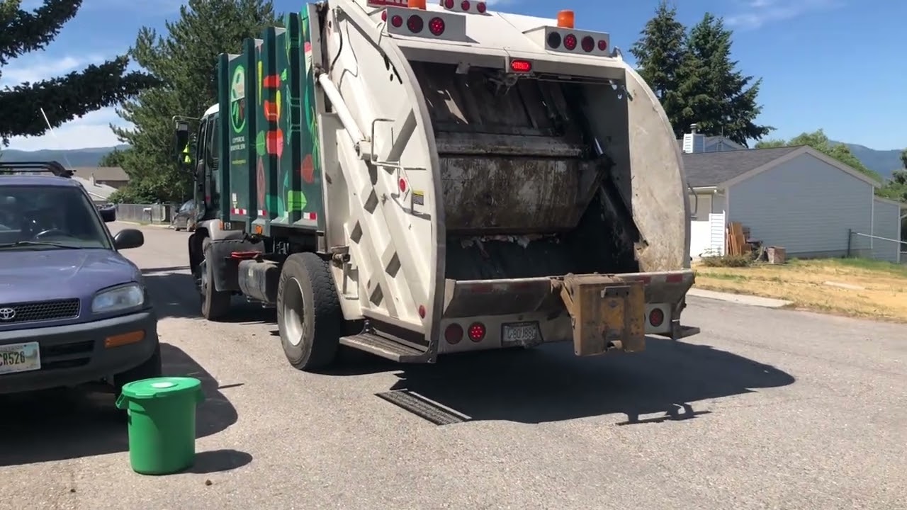 GMC T7500 "Mini" Heil Formula 4000 Rear Loader packing compost - YouTube