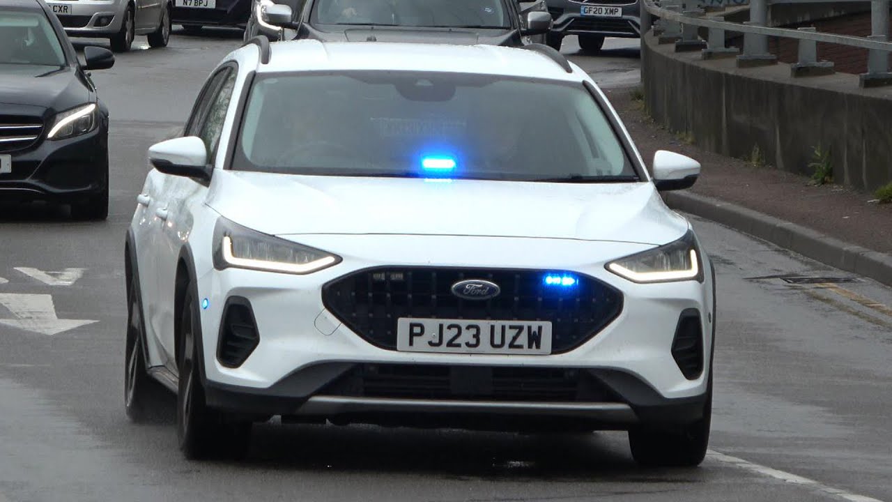 Unmarked Kent Police Ford Focus ERV responding in Maidstone! - YouTube
