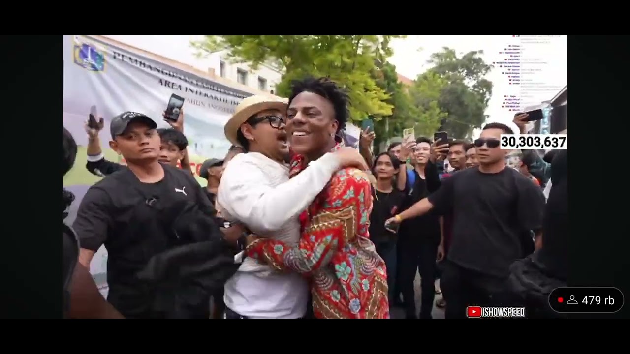 Momen Ishowspeed Dapat Batik EMYU Dari Fans #ishowspeed #indonesia # ...