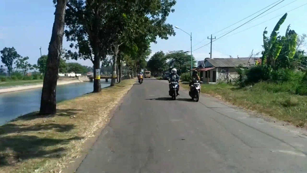 MELINTAS DI JALAN RAYA DESA JATIROKEH - YouTube