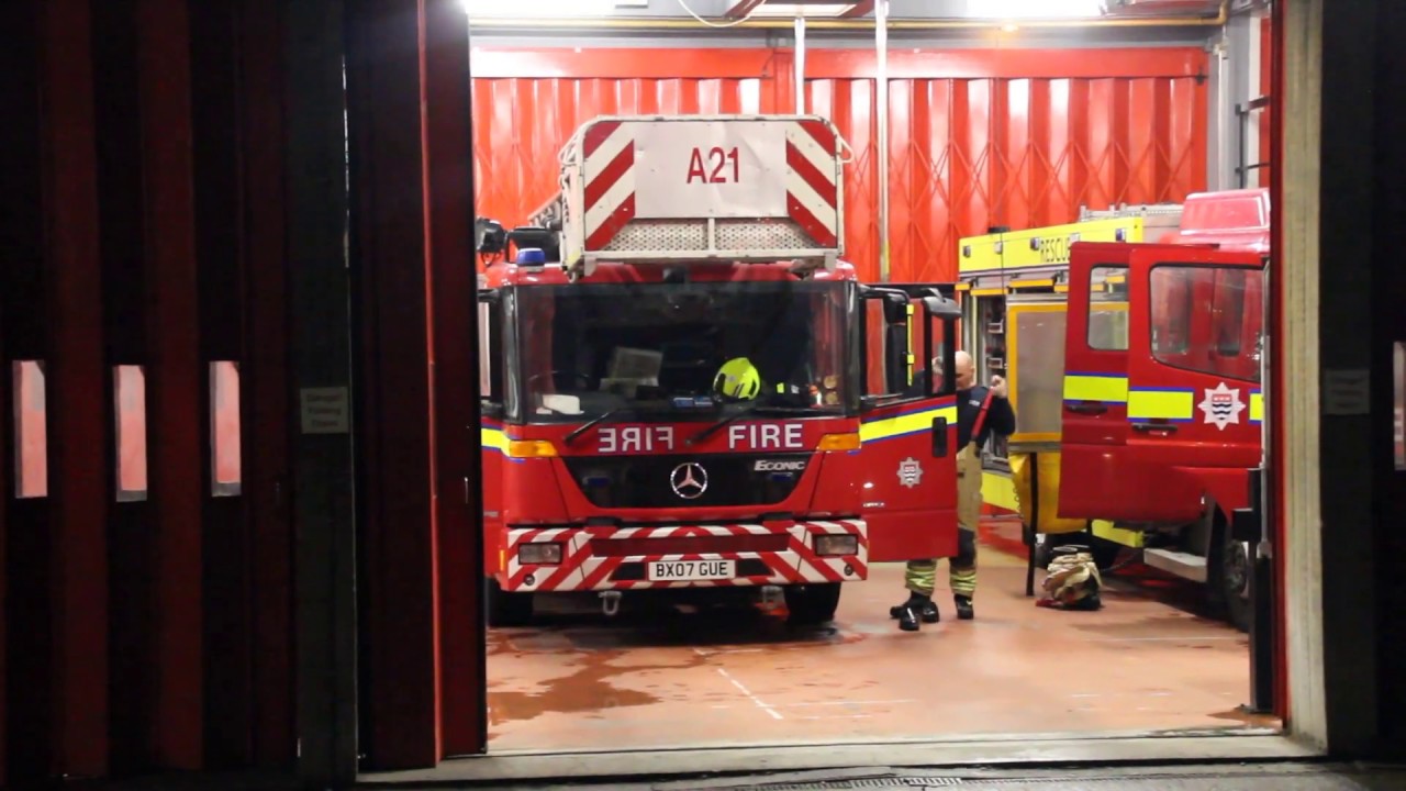 London Fire Brigade - Turntable Ladder A213 LFB Paddington getting ...