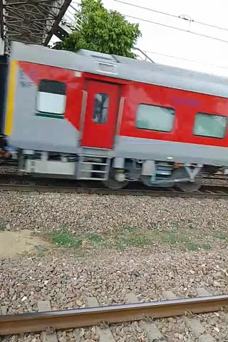 chalti train mein chain pulling 🤔🙄😲#indianrailway #locomotive #youtubeshorts #shorts - YouTube