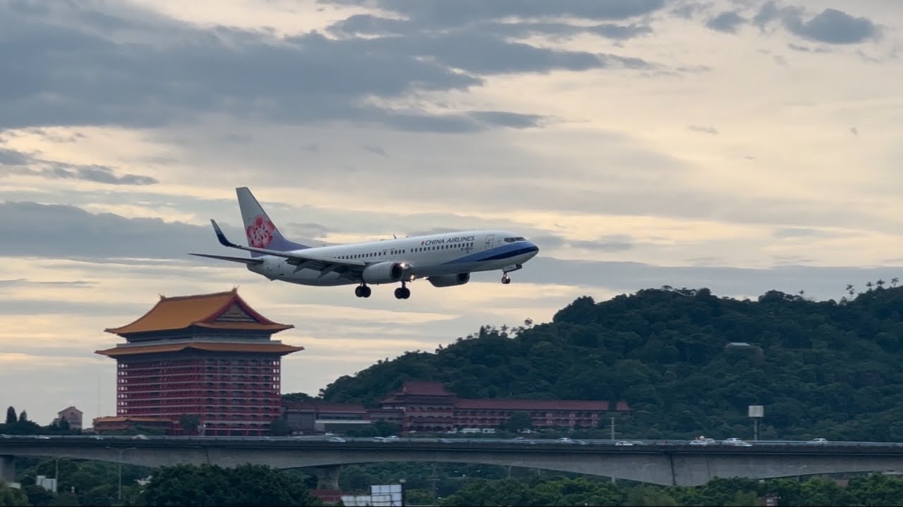 China Airlines 737-800 Landing on RWY 10 at RCSS 華航737-800 降落松機10跑道 - YouTube