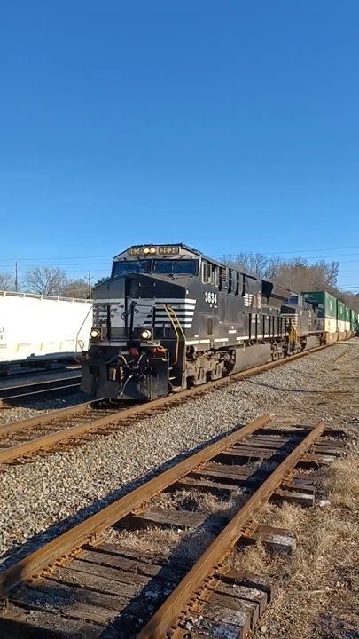 Fantastic Speed "Climbing into downtown" HUGE Horn Blast Norfolk Southern #3634 - #27a @rider22 ...