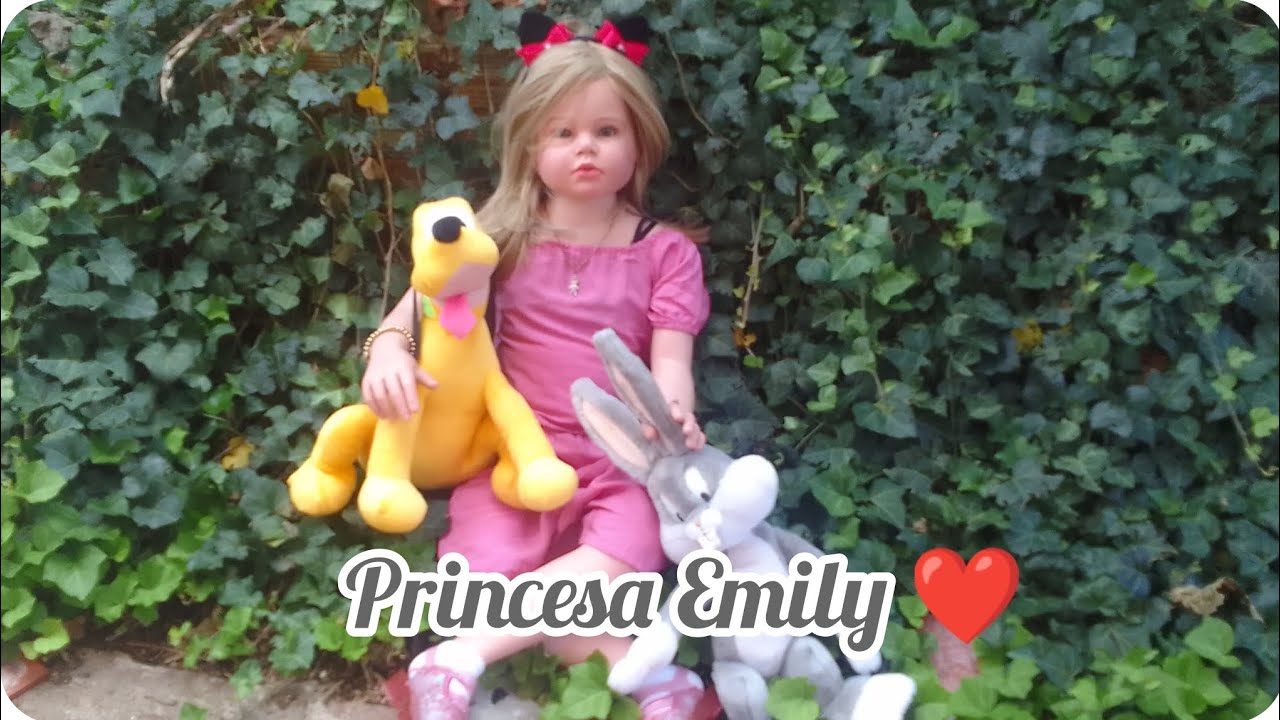 A PRINCESA EMILY BRINCANDO NO PÁTIO COM SUAS PELÚCIAS FOFAS - YouTube
