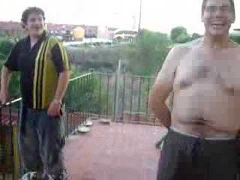 Hombre con tetas grandes saltando desnudo. A man with big tits jumping naked.