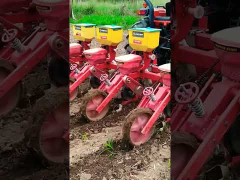 Kubota Traktor dan Alat Tanam Jagung