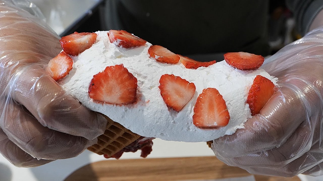 Whipping Cream Bomb Monster Waffle / 생크림 폭탄 괴물 와플 / Korean Street Food ...