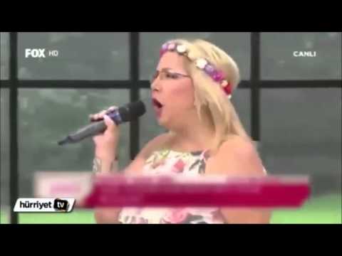 evlilik programında aşk şarkısını söyleyen kadın