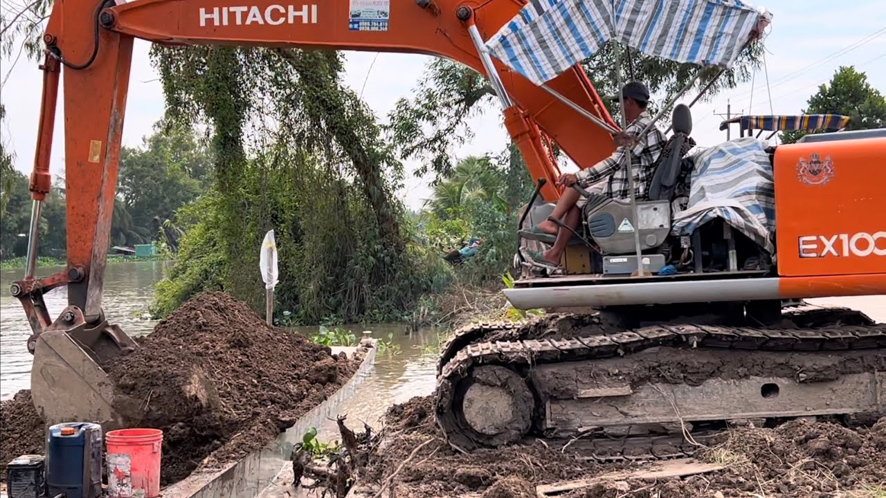 Xe cuốc EX100 múc đất lên xe ben đổ nền 200 ngàn xe - YouTube