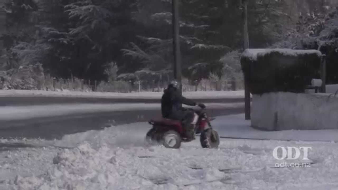 Snow hits Dunedin hill suburbs - YouTube