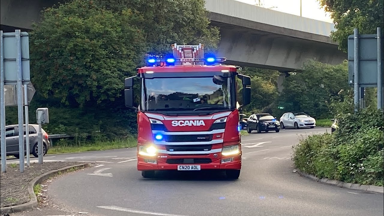 South Wales Fire & Rescue Roath Responding - YouTube