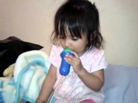 Bebe cantando - YouTube