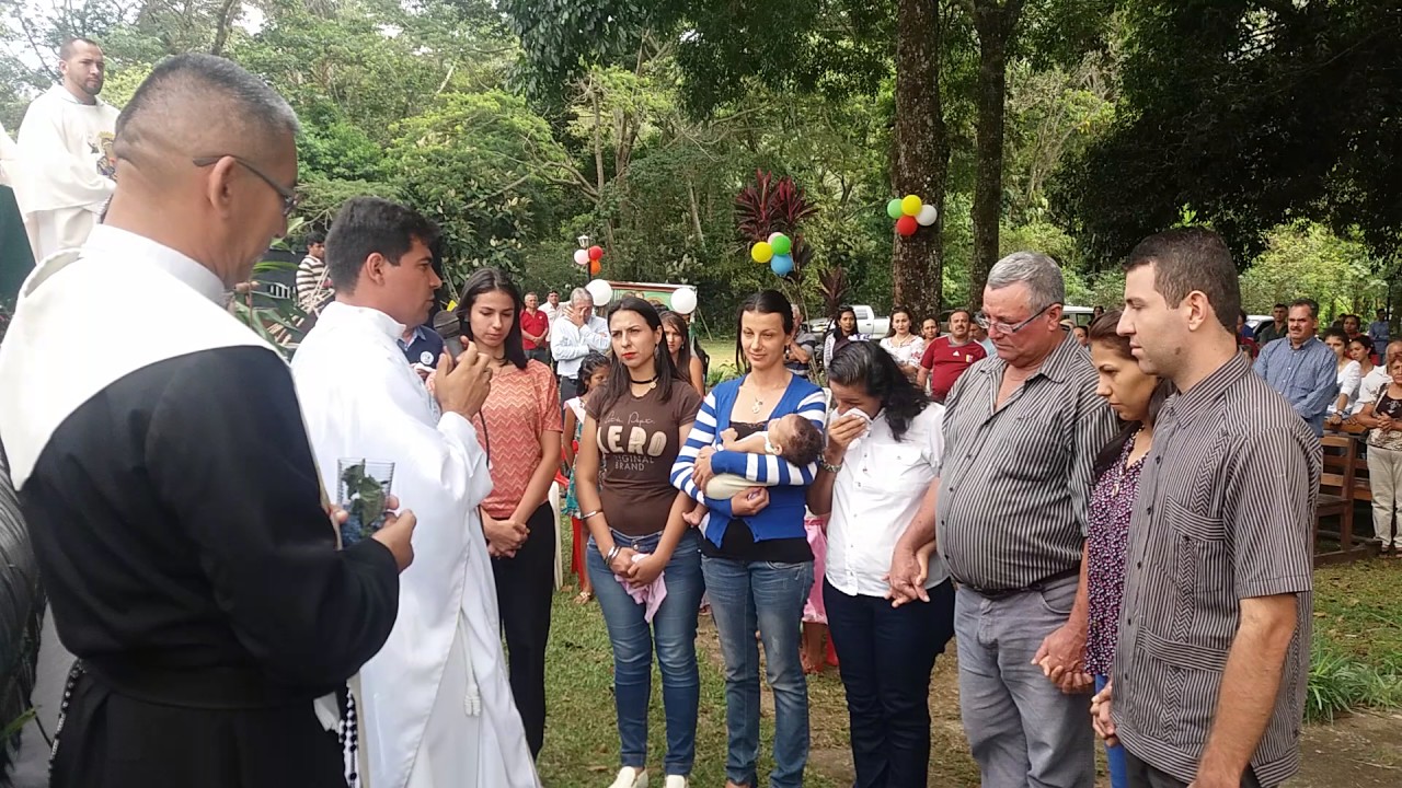 El Padre Ender Belandria Bendice A Su Familia Primera Misa Youtube
