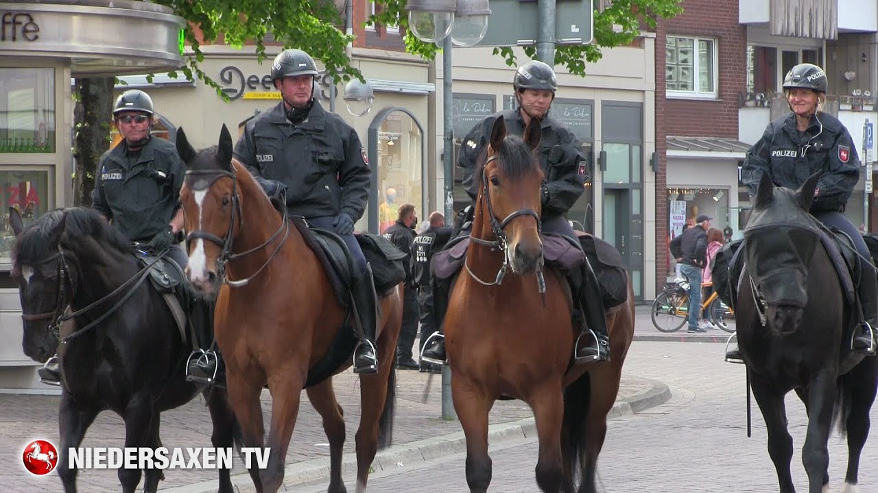 Reiterstaffel der Polizei beim Einsatz in Hannover - YouTube