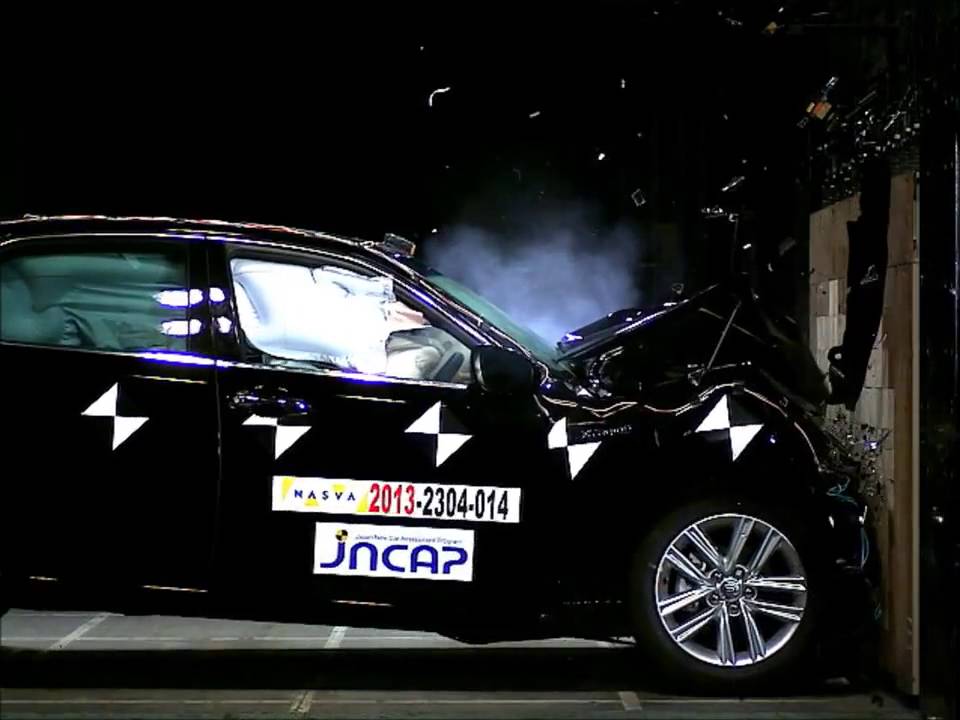 Toyota Crown 210 Crash Test - YouTube