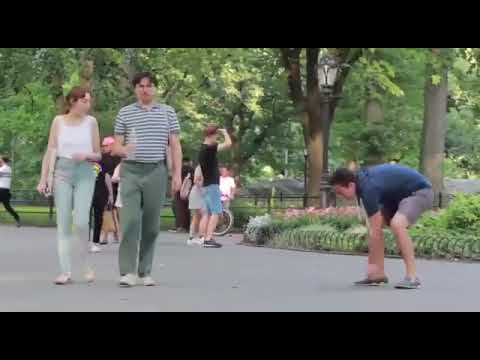 Cara peidando e zoando no parque