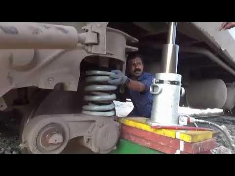 LHB PRIMARY SPRING CHANGING AT ENROUTE 🚉..#lhb #coaches #railways - YouTube