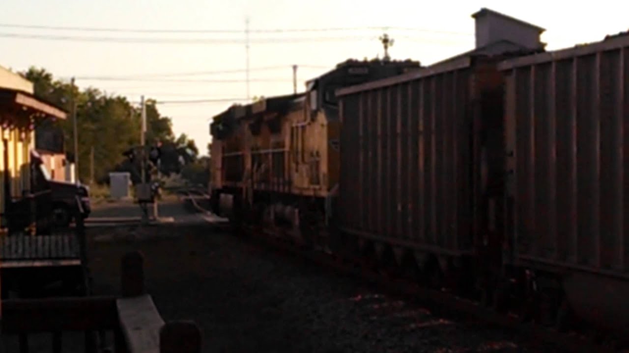 Union Pacific 5751 rolling coal while pulling coal train Giddings Tx ...