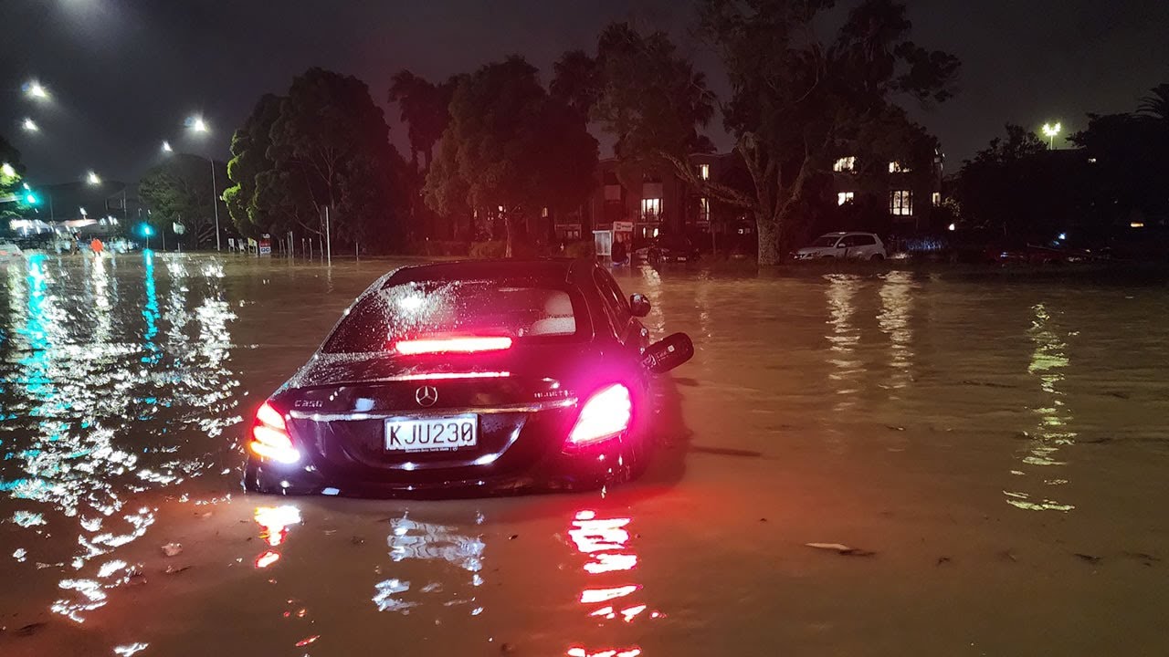 Incredible scenes from major flood event in Auckland CBD - YouTube