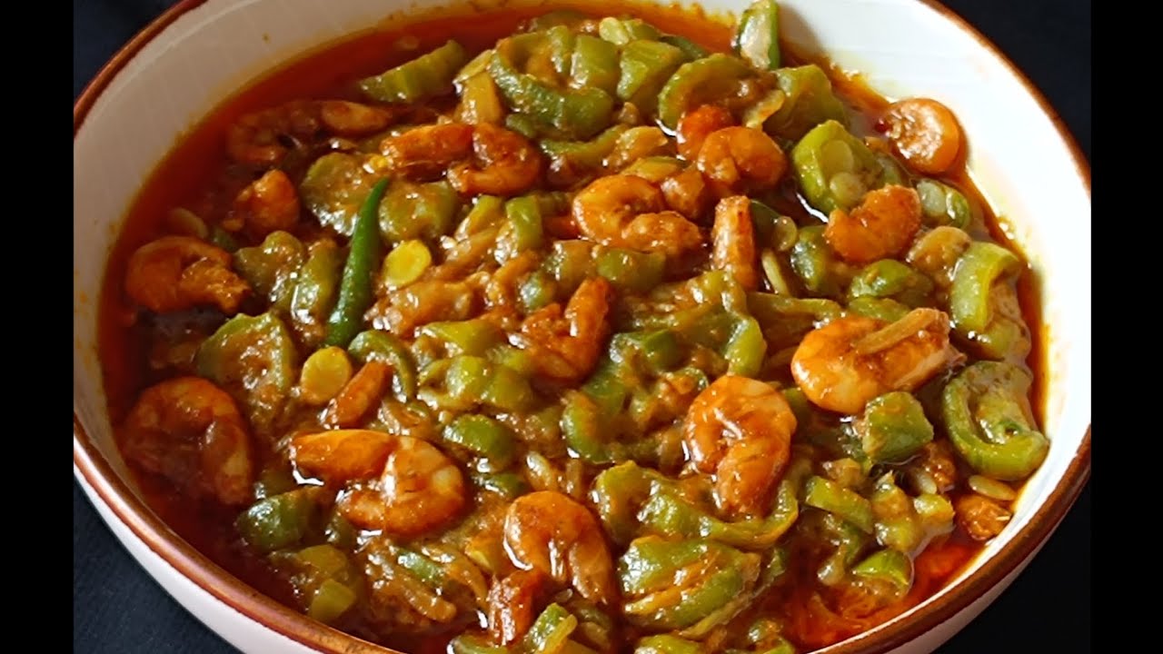 খুবই মজাদার ঝিঙে দিয়ে ছোট চিংড়ি মাছের ঝোল/Bengali Jhinge Chingri ...