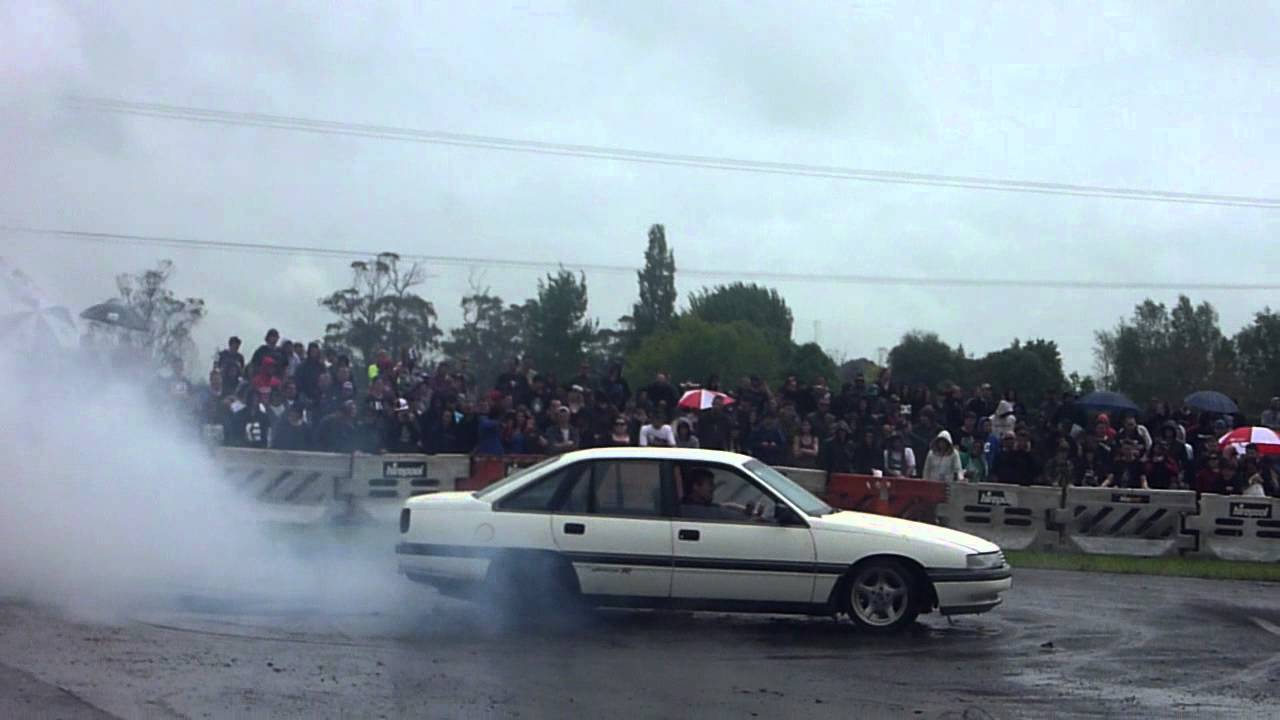 White commodore skids - Morrinsville burnouts 2011 - YouTube