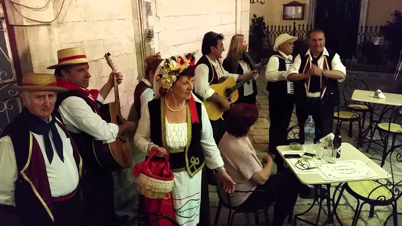 Καντάδες με μαντολινατα στα καντουνια της Κέρκυρας - YouTube
