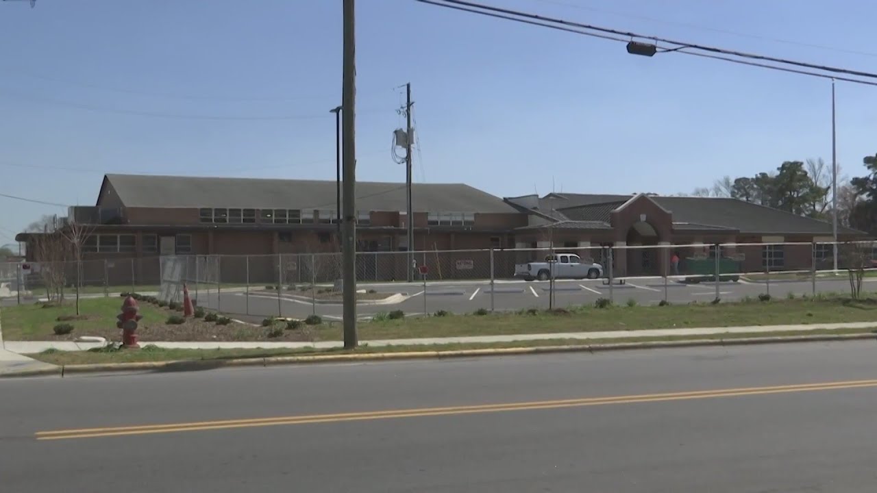 Latest threat at A.G. Cox Middle School concerns parents - YouTube