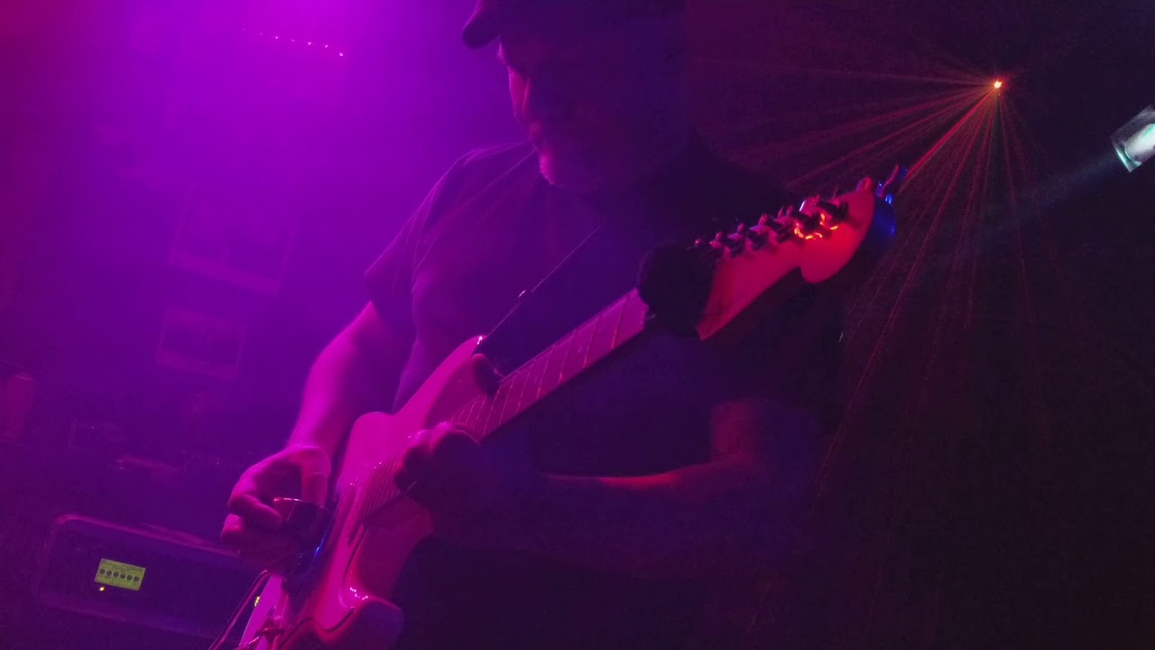 Joe DeLeo - E Bow and looper studio jam. - YouTube