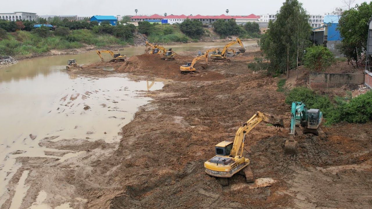 Effective Huge Excavator Digging Canal Recovery Mud Digging Excavator ...