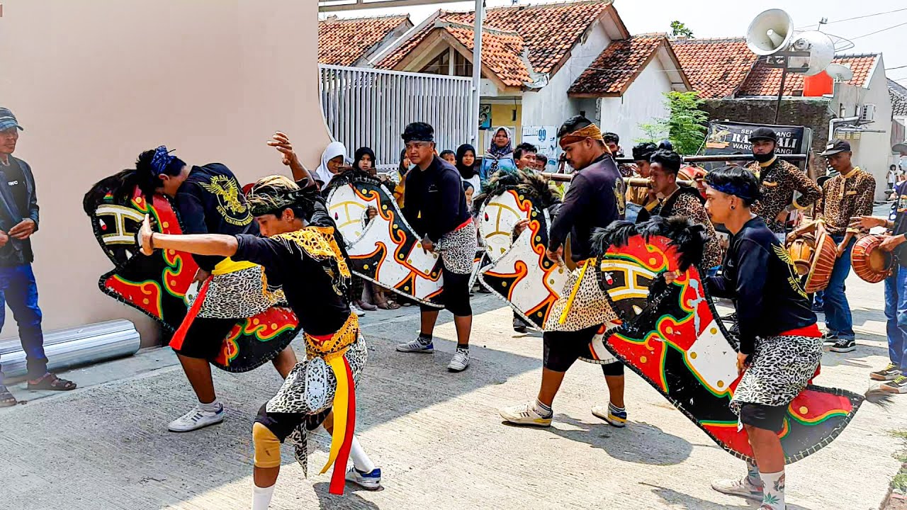 ATRAKSI KUDA KEPANG DI JALAN!!! BENJANG WARGI SILIWANGI - YouTube