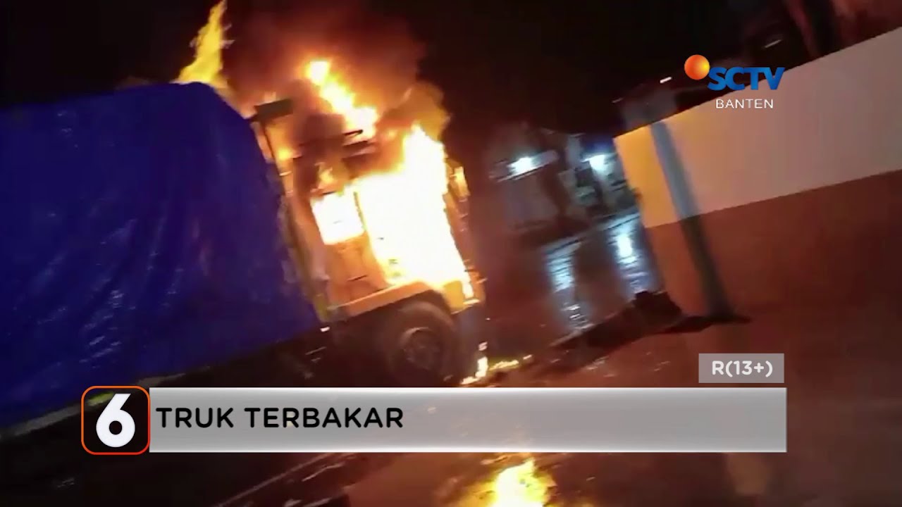 Diduga Akibat Korsleting, Truk Muatan Kardus Terbakar - YouTube