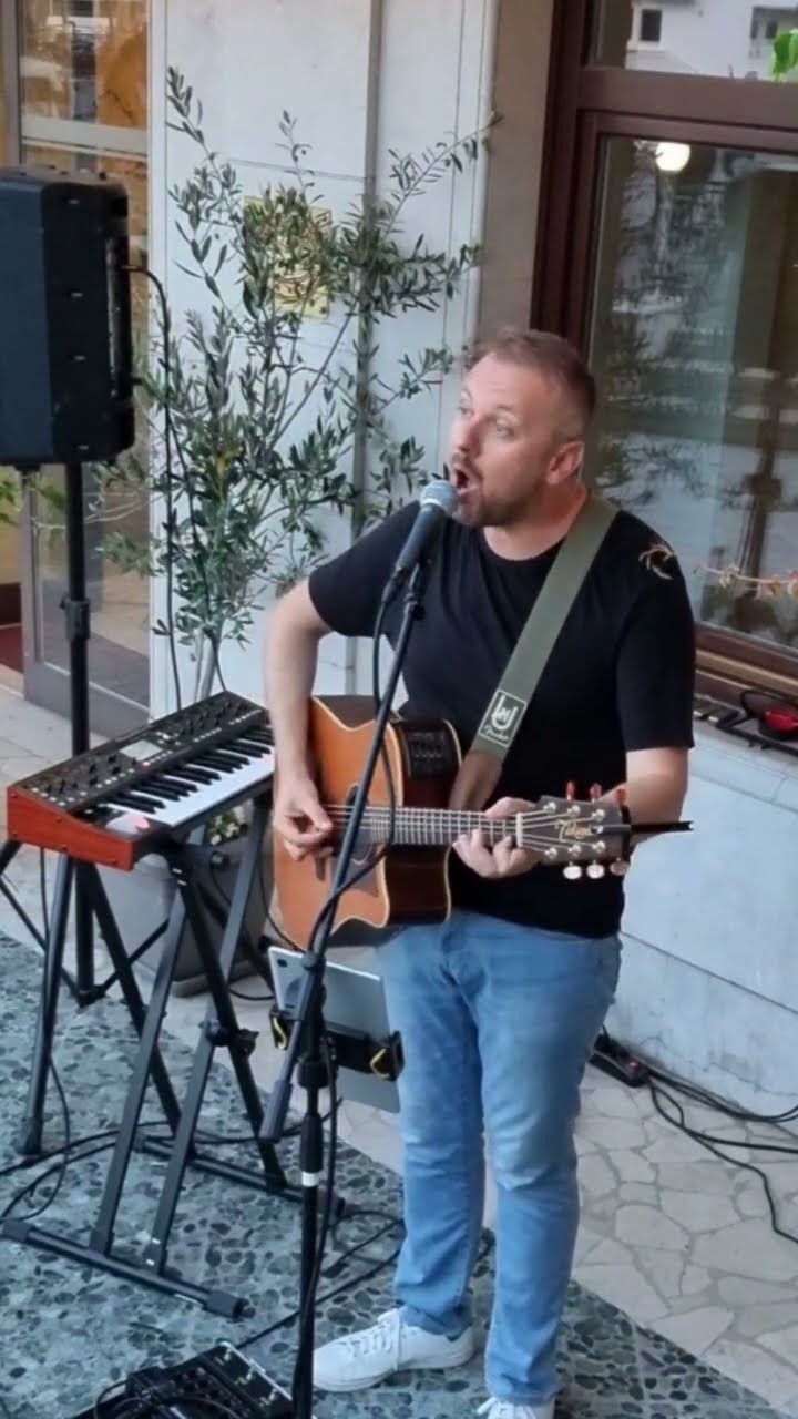 Blackbird live at the hotel #livemusic #l #looper #britpop #acoustic # ...