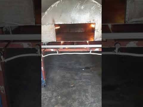 Doğalgaz ile çalışan bir çok yemekleri pişirmeye yarayan fırın