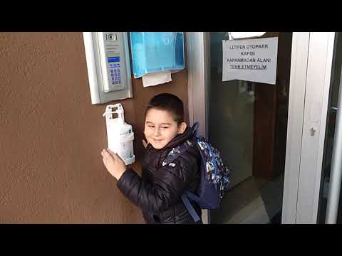 Ayaz okuldan geldi koşarak geldik evi babasını ve kardeşini çok özlemiş eğlenceli çocuk videosu