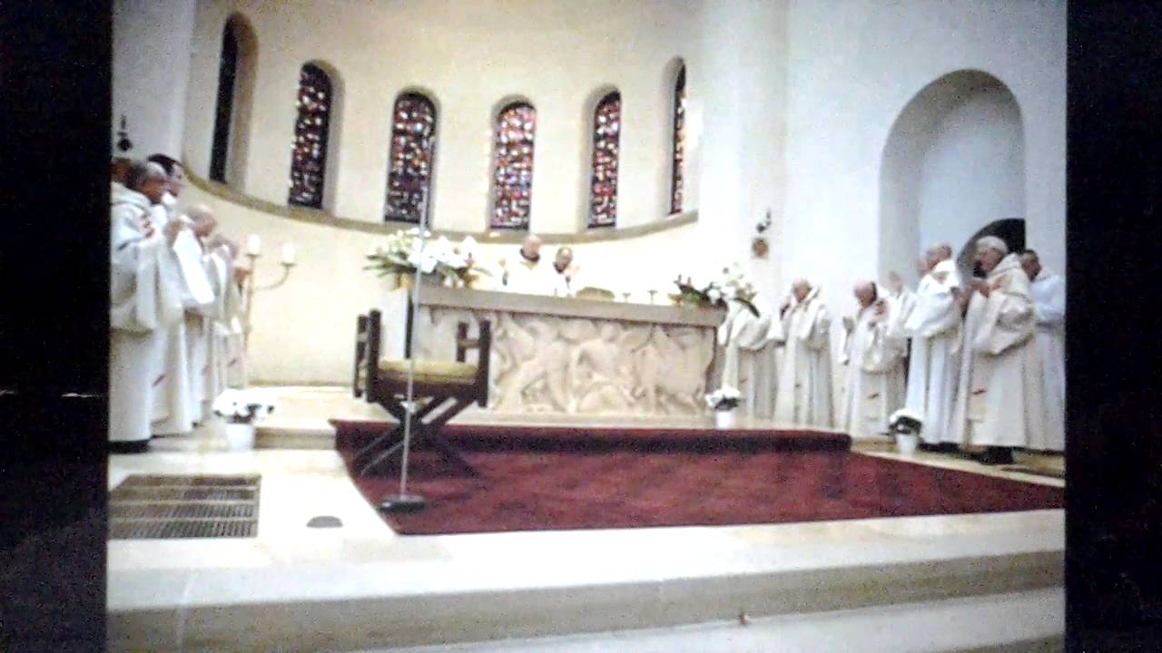 Gregorian chant benedictine monks church music - YouTube