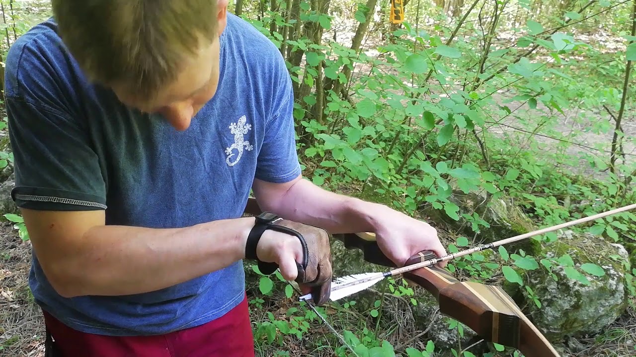 Den Pfeil richtig und einfach zum Bogen und auf die Sehne bringen - YouTube