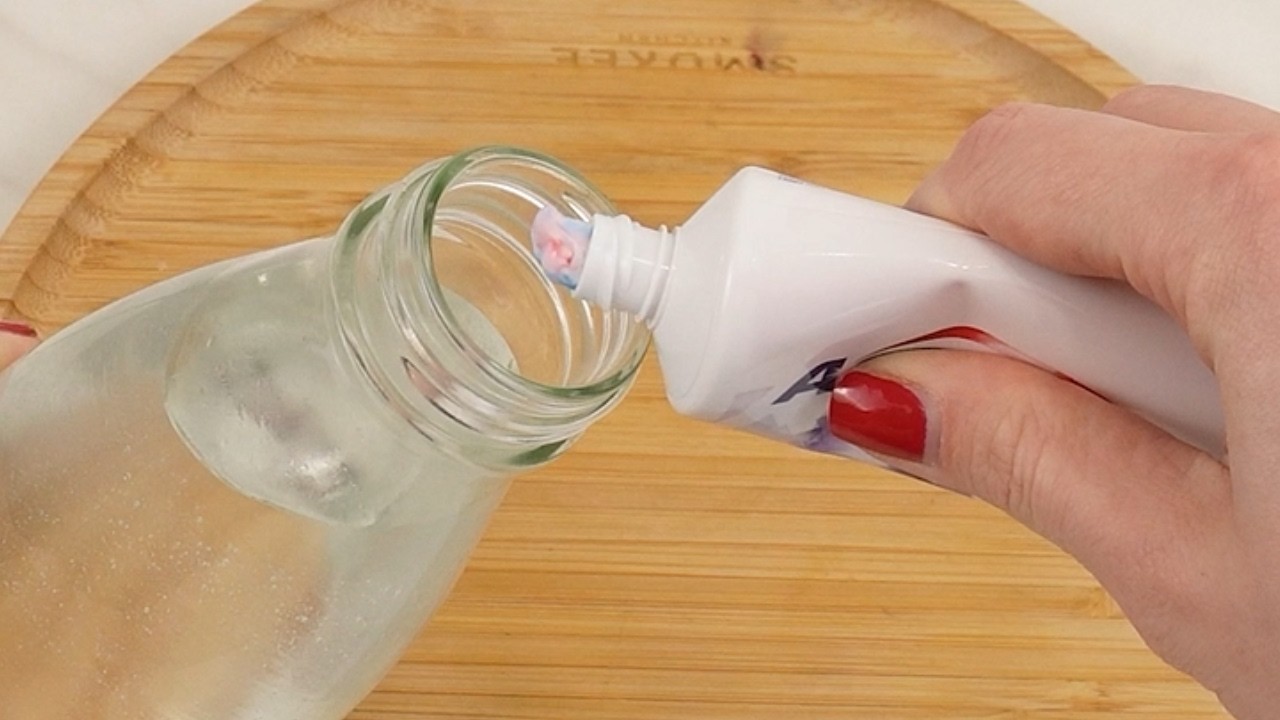 Mix toothpaste and vinegar for a surprising cleaning solution - YouTube