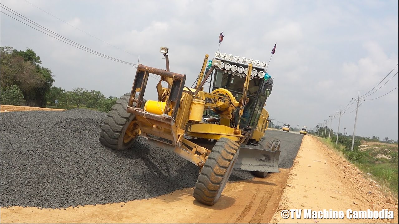 Heavy Equipment Operator Komatsu Motor Grader Operator Trimming Slope ...