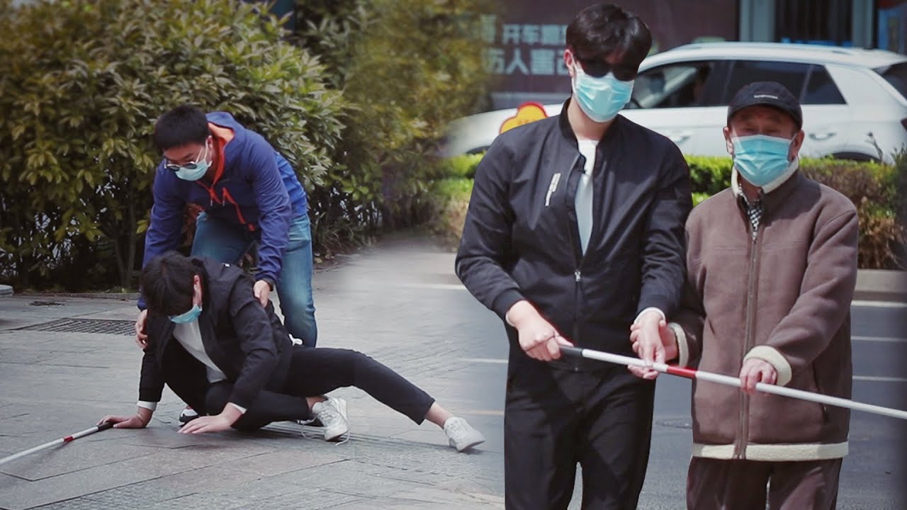 Blind Man Trips Over His Shoelace | Social Experiment 当盲人不小心被鞋带绊倒，接下来的 ...