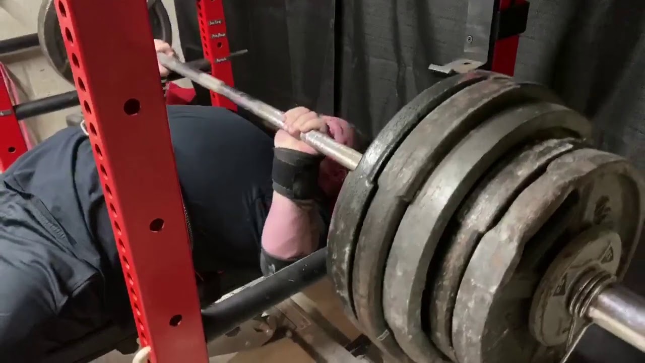 400lb bench press with an ileostomy - YouTube