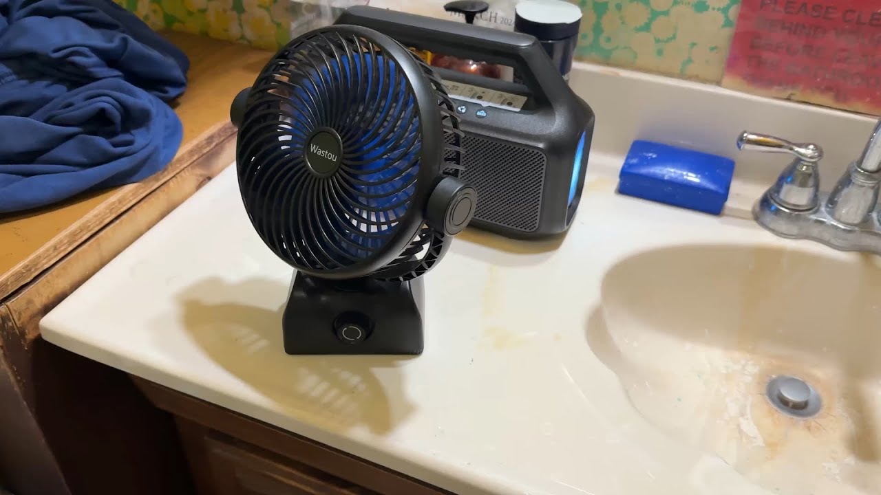 Powerful fans running in the bathroom - YouTube